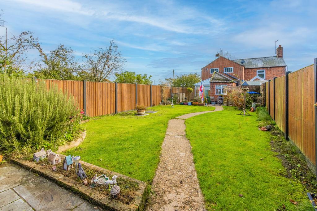 Yarmouth Road, Toft Monks, NR34 2 bed cottage - £290,000