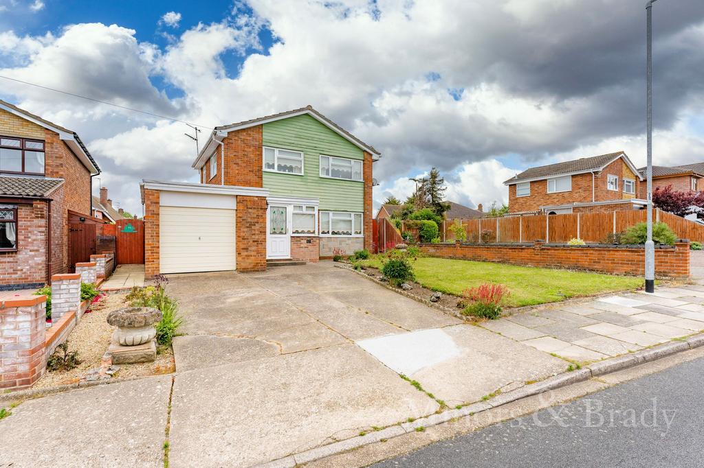 Rowan Way, Lowestoft, NR33 3 bed detached house - £270,000