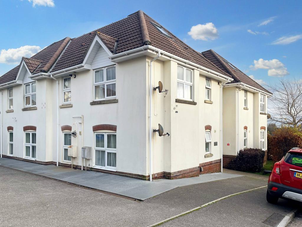 Churchill Road, Poole BH12 2 bed flat - £895 pcm (£207 pw)
