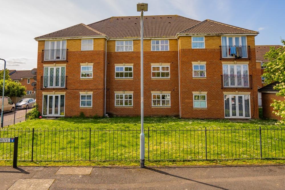 Baxter Close, Slough SL1 1 bed apartment - £180,000