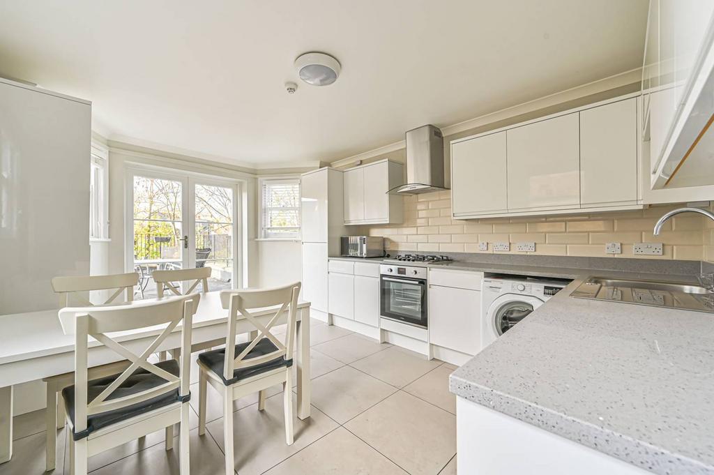 Endlesham Road, Balham, London, SW12 2 bed maisonette - £2,500 pcm (£ ...