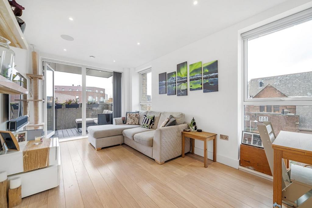 Stockwell Park Walk, SW9 2 bed flat - £550,000
