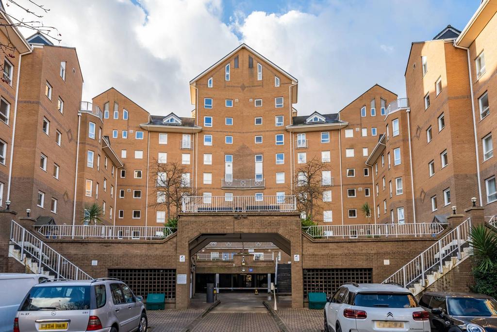 Neptune Court, Docklands, London, E14 2 bed flat - £4,000 pcm (£923 pw)