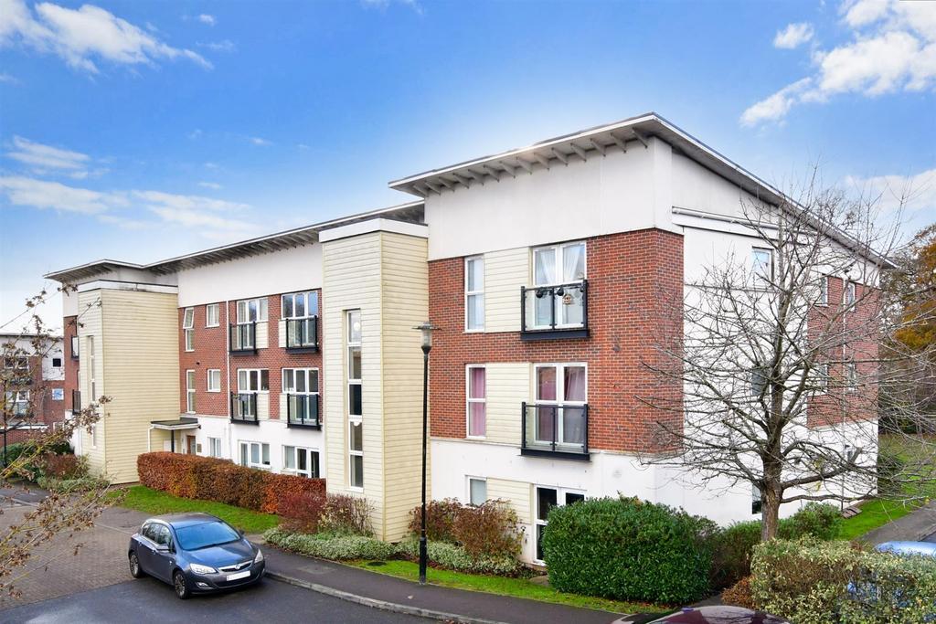 Park View Road, Leatherhead, Surrey 2 bed flat - £270,000