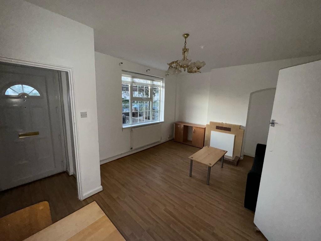 The Roundway, London 2 bed terraced house - £1,900 pcm (£438 pw)