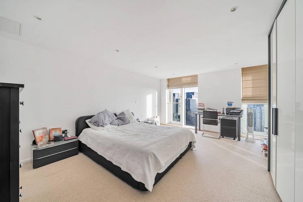 Ability Place, Canary Wharf, London, E14 2 bed flat for sale - £500,000
