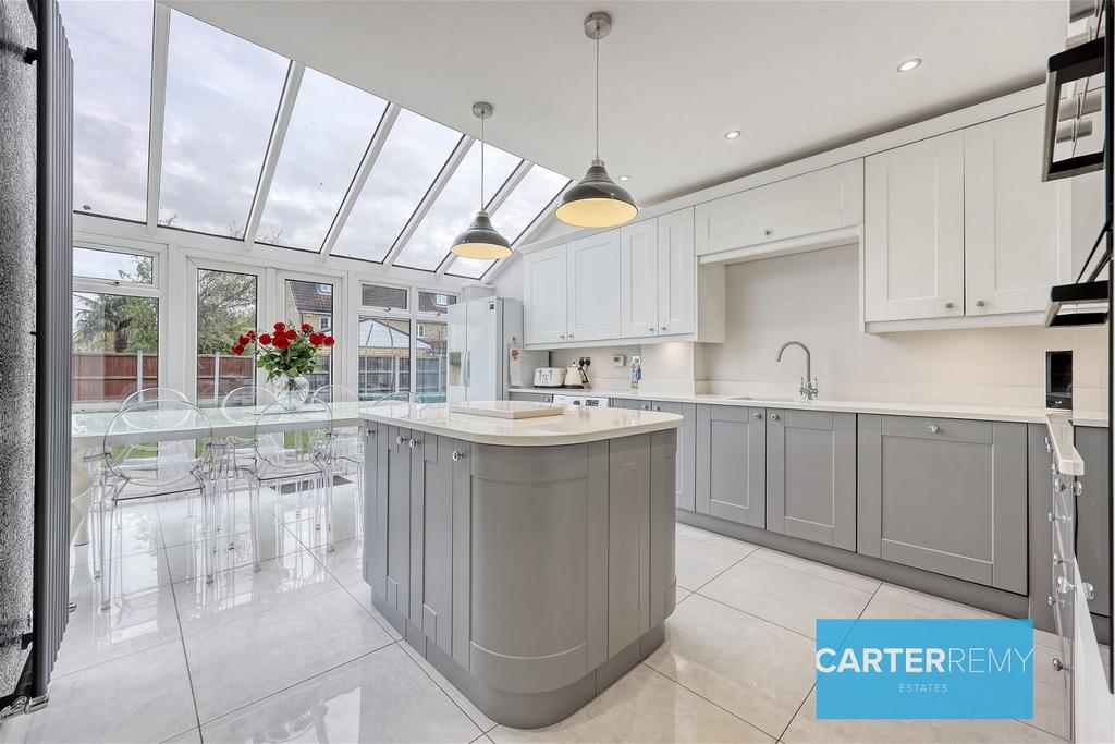Harrington Crescent, Grays, RM16 5 bed detached house for sale - £685,000