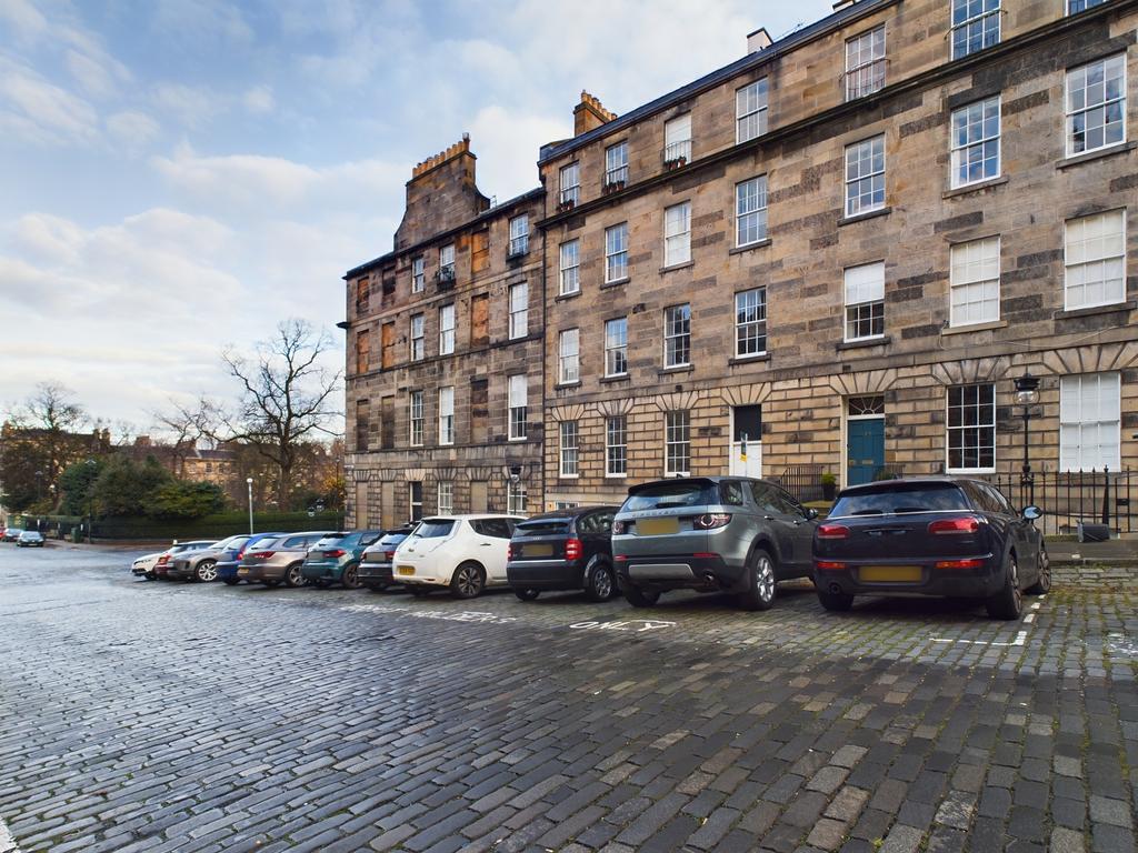 Nelson Street, New Town, Edinburgh, EH3 5 bed flat - £3,000 pcm (£692 pw)