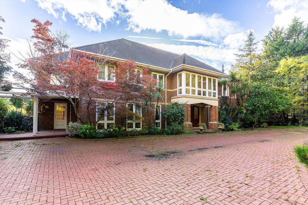 Ravenscroft Road, Weybridge, Surrey, KT13. 6 bed detached house for ...