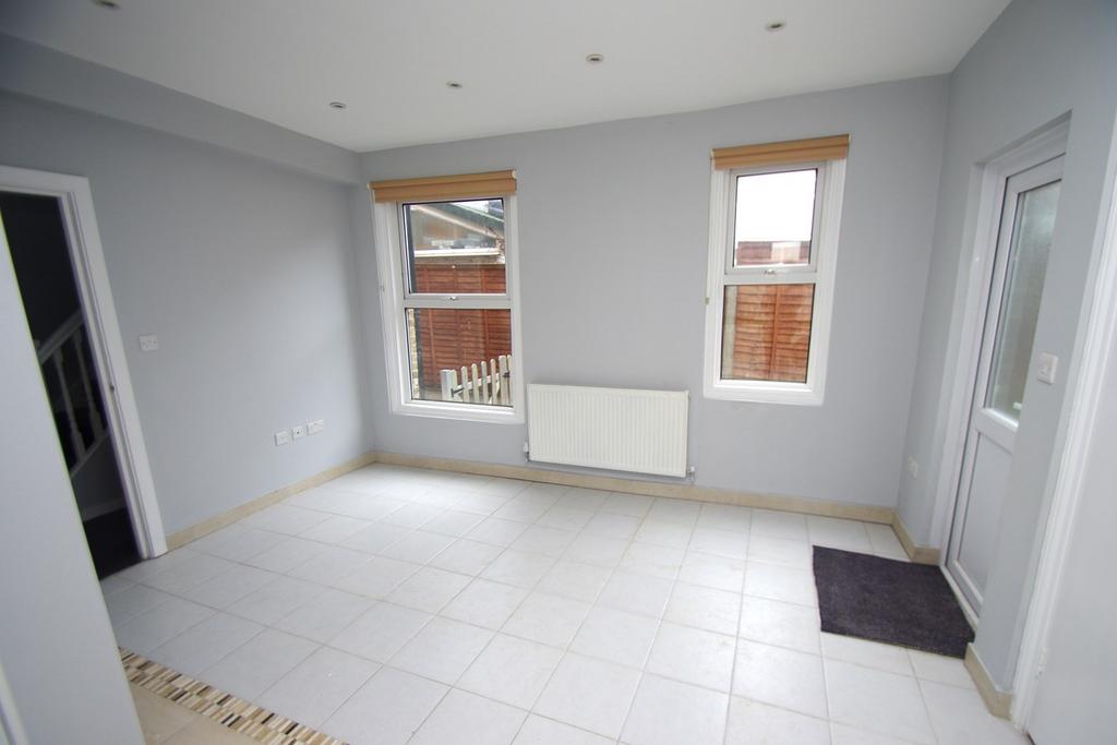 Westland Road, Watford, WD17 4 bed duplex - £2,200 pcm (£508 pw)