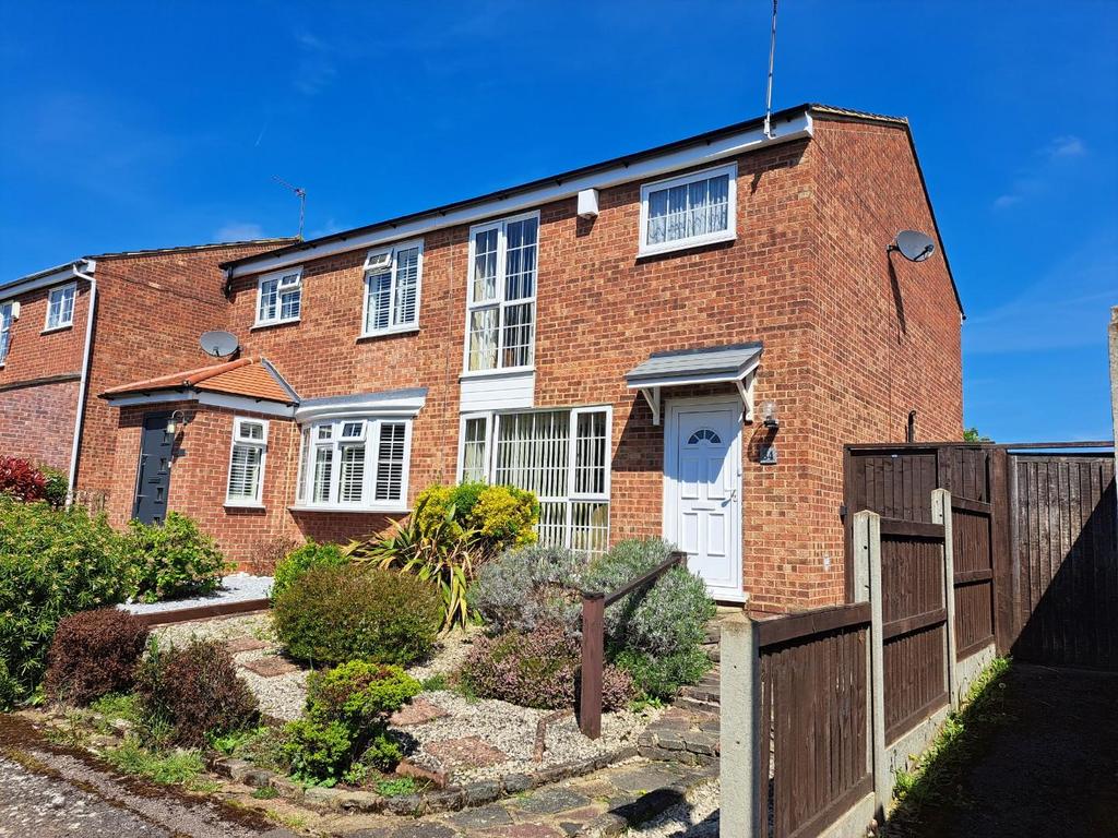 Silverfield, Broxbourne EN10 3 bed semi-detached house for sale - £389,995