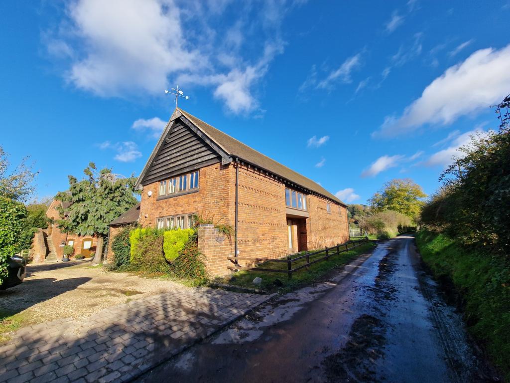 Showell Lane, Lower Penn WV4 4 bed barn conversion to rent - £1,950 pcm ...