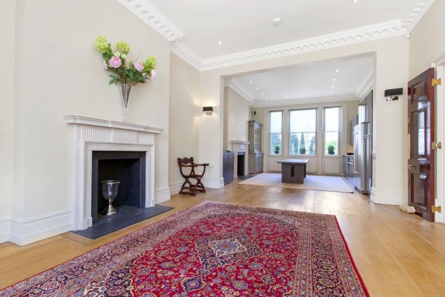 Addison Crescent, Kensington, W14 3 bed flat - £5,417 pcm (£1,250 pw)