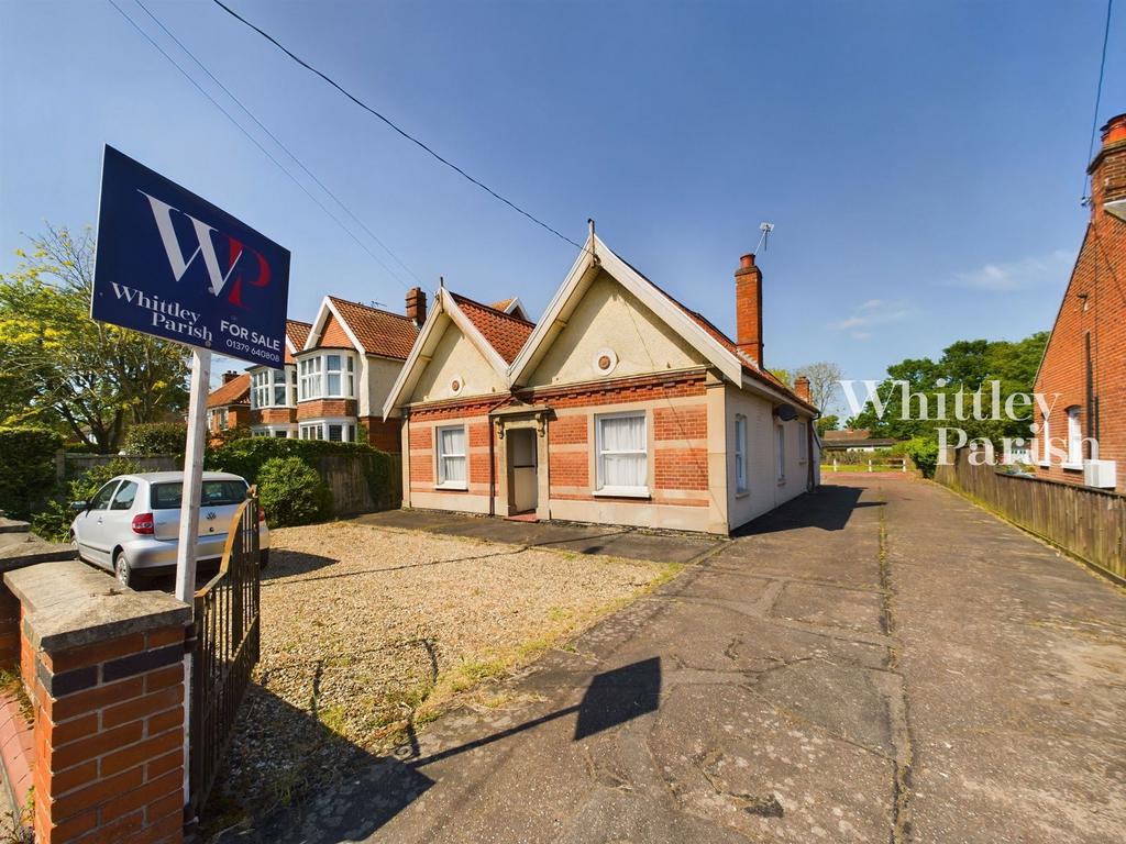 Victoria Road, Diss 4 bed detached bungalow - £375,000