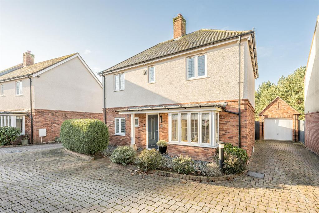Luckett Close, Hagley, DY9 0WQ 3 bed detached house - £485,000