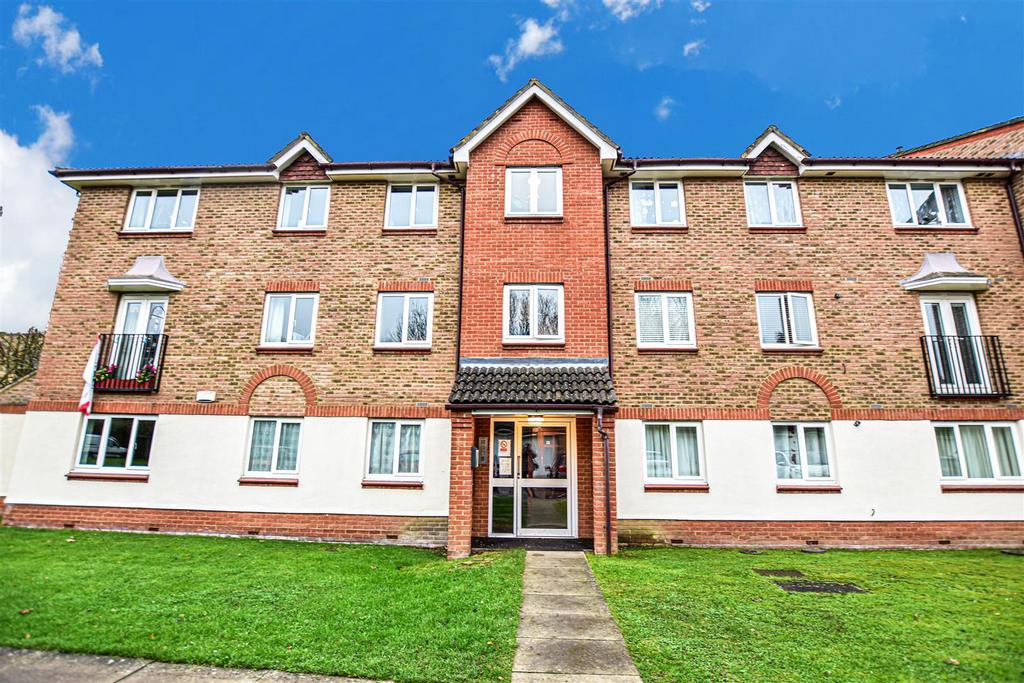 Lindisfarne Gardens, Maidstone 2 bed apartment - £1,100 pcm (£254 pw)
