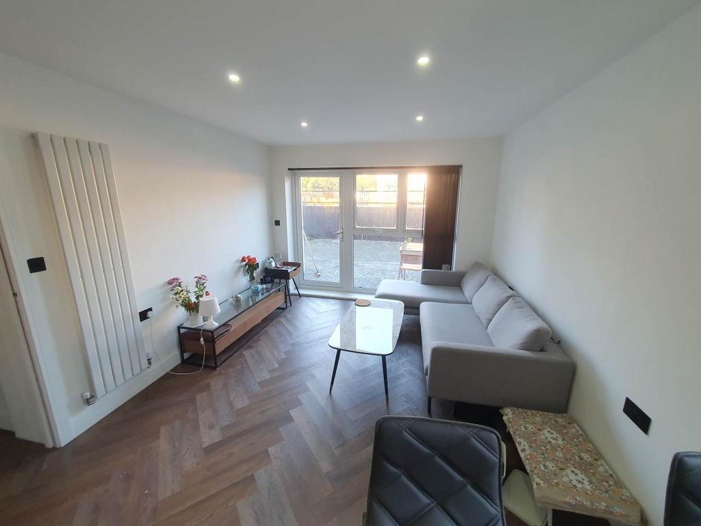 Arbour Edge, King George V Drive... 1 bed flat - £1,050 pcm (£242 pw)