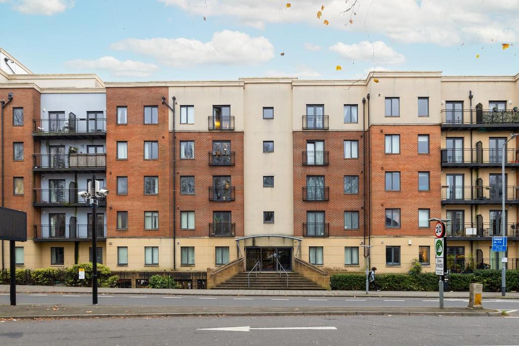 Squires Court, Bedminster 2 bed flat - £275,000