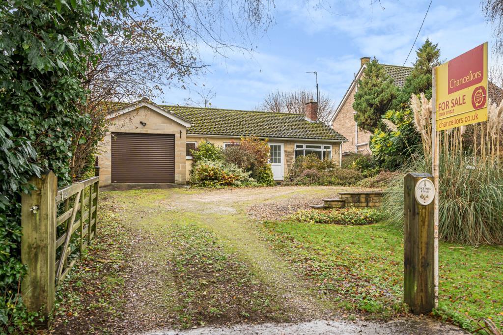Hampton Poyle, Oxfordshire, OX5 3 bed detached bungalow - £625,000