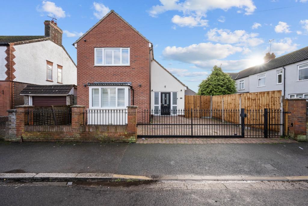 Lothair Road, Luton, Bedfordshire, LU2 7XB 3 bed detached house for ...