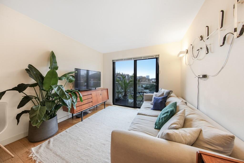 Fermoy Road, London 1 bed flat - £1,680 pcm (£388 pw)