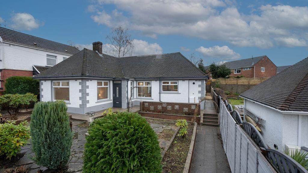 High Street, Newbridge, NP11 3 bed property - £260,000