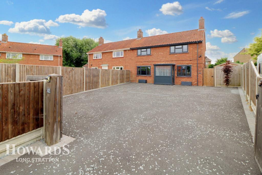 43 Manor Road, Long Stratton NR15 2XS 3 bed semi-detached house - £325,000