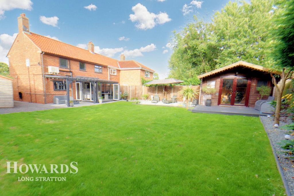 43 Manor Road, Long Stratton NR15 2XS 3 bed semi-detached house - £325,000