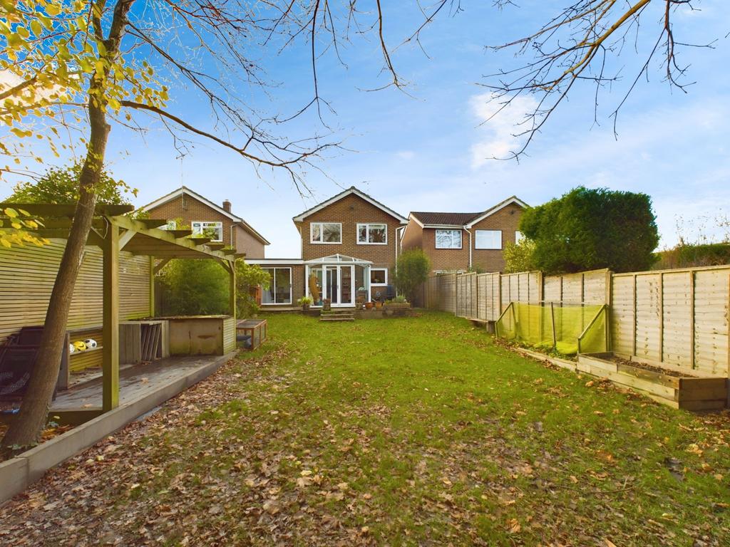 Ryecroft Meadow, Horsham RH13 3 bed detached house - £525,000