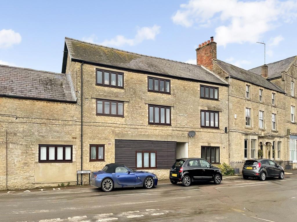 Fritwell, Bicester OX27 2 bed apartment for sale - £170,000