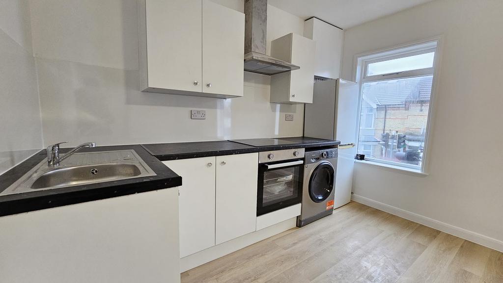 Leavesden Road, Watford... 2 bed flat - £1,550 pcm (£358 pw)