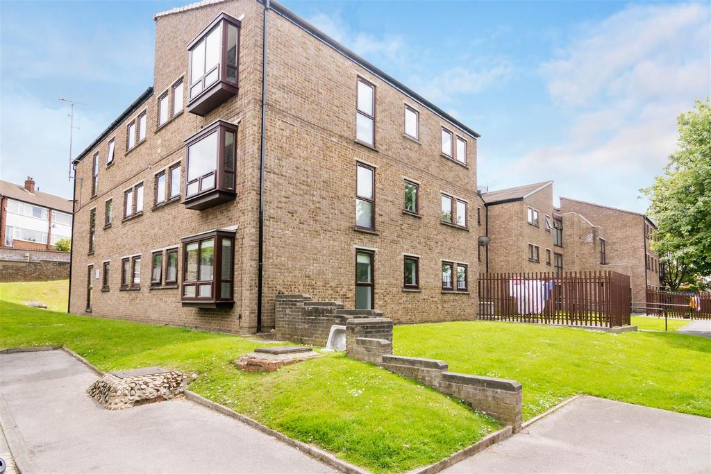 Springfield Court, Banksfield Avenue... 2 bed flat - £795 pcm (£183 pw)