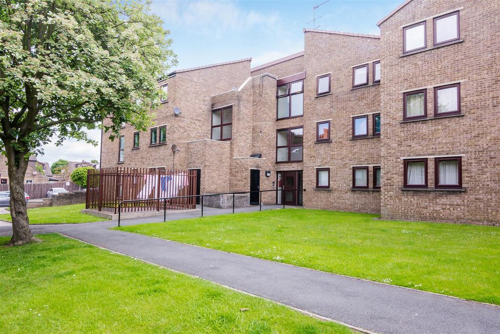 Springfield Court, Banksfield Avenue... 2 bed flat - £795 pcm (£183 pw)
