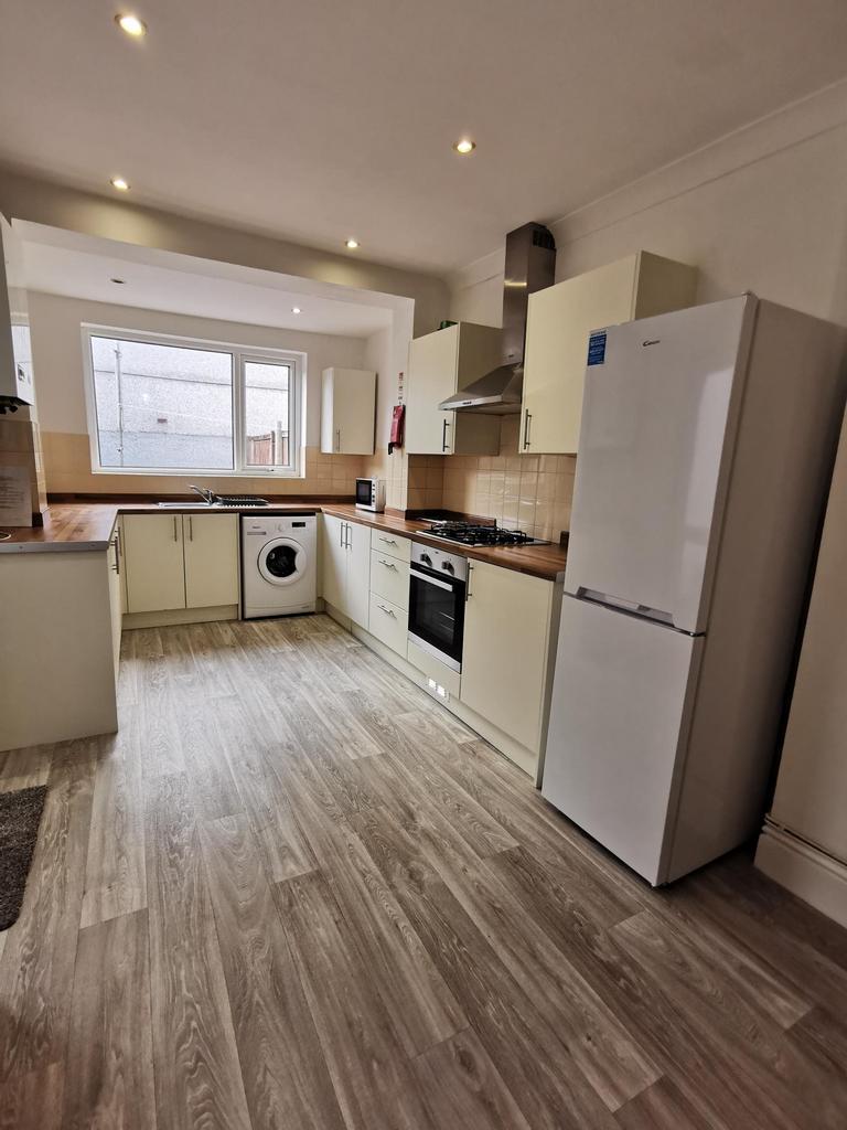 Rhyddings Terrace, Brynmill, Swansea 4 bed house - £1,640 pcm (£378 pw)