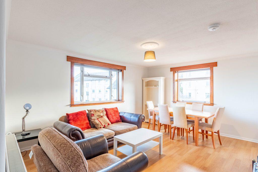 0693L – Claverhouse Drive, Edinburgh... 2 bed flat - £1,100 pcm (£254 pw)