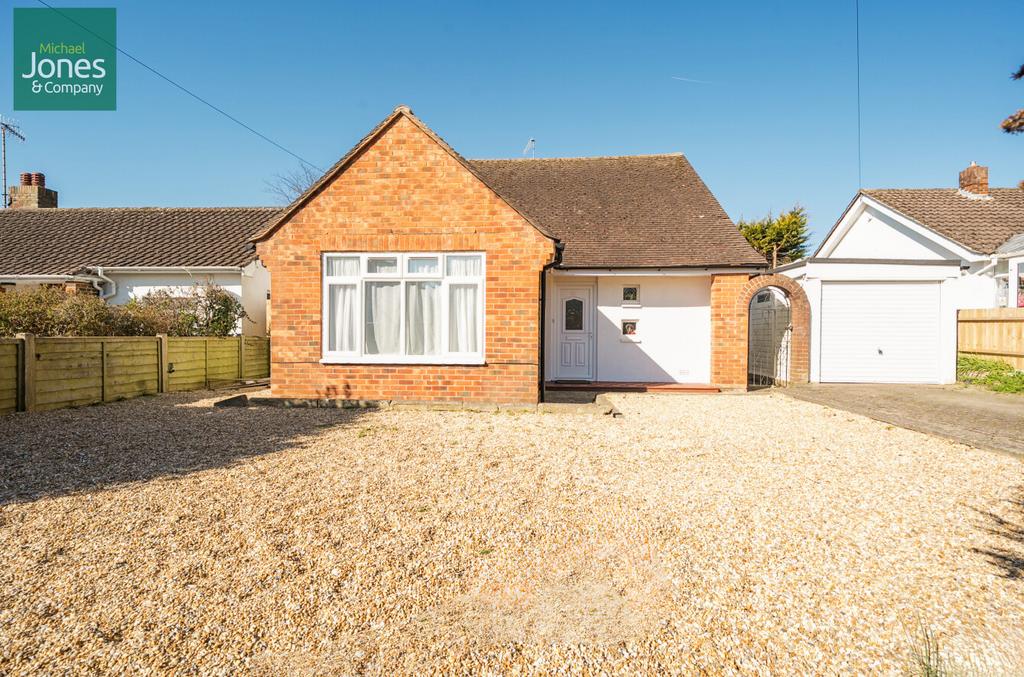 Broadmark Lane, Rustington... 3 bed bungalow - £1,695 pcm (£391 pw)