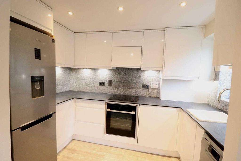 Clements Court, High Wycombe HP13 2 bed flat - £1,250 pcm (£288 pw)