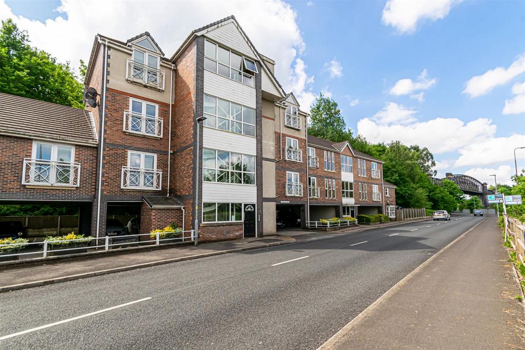 The Locks, Thelwall New Road... 2 bed apartment - £850 pcm (£196 pw)