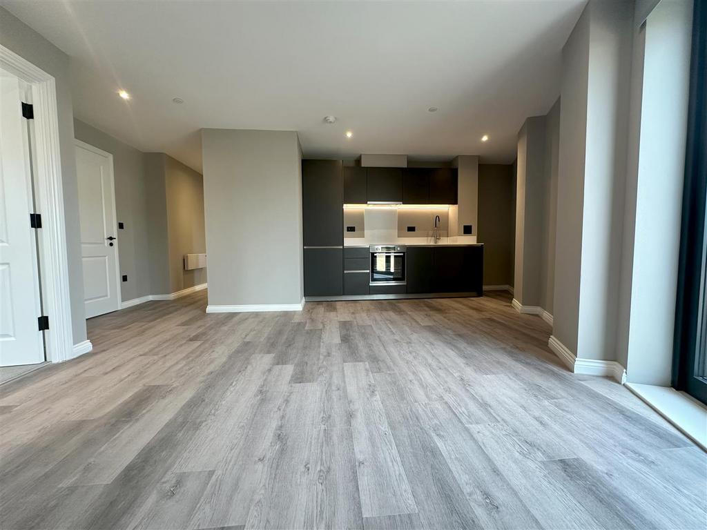 Springwell Gardens, Whitehall Road... 2 bed apartment - £1,650 pcm (£ ...