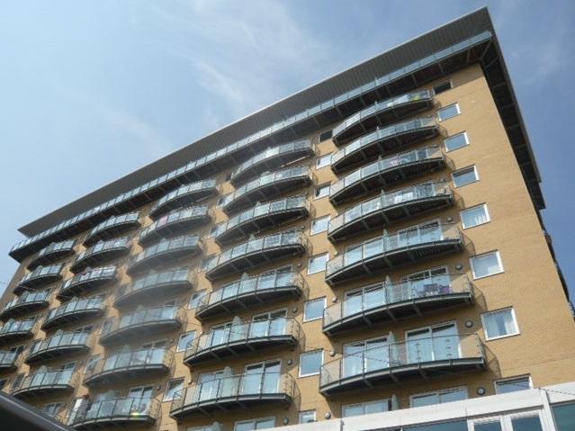 Hamlyn House, Feltham 2 bed flat for sale - £265,000
