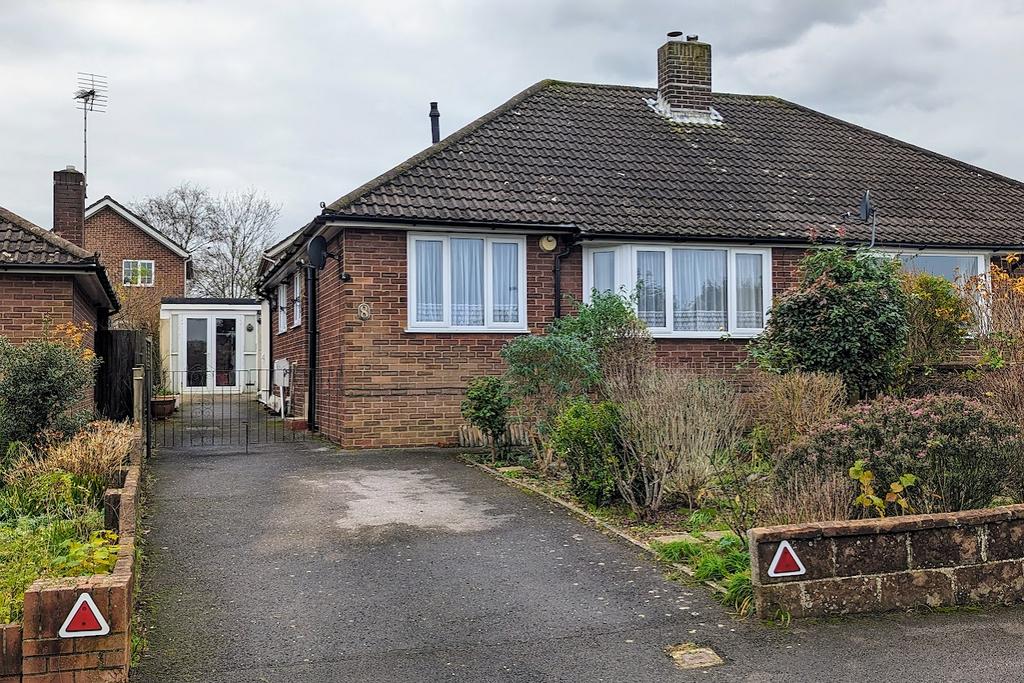 ABBOTS WAY, FAREHAM 2 bed semi-detached bungalow - £310,000