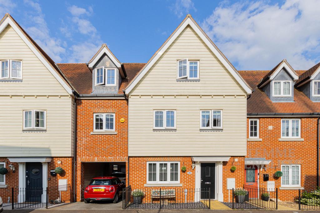 Radvald Chase, Colchester, CO3 5 bed link detached house - £450,000