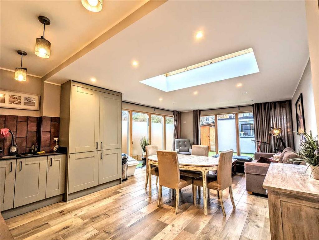 Hamilton Road, London 3 bed apartment - £3,000 pcm (£692 pw)