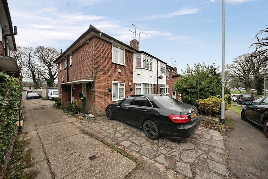 London Road, Dunstable, Bedfordshire 2 bed maisonette - £210,000