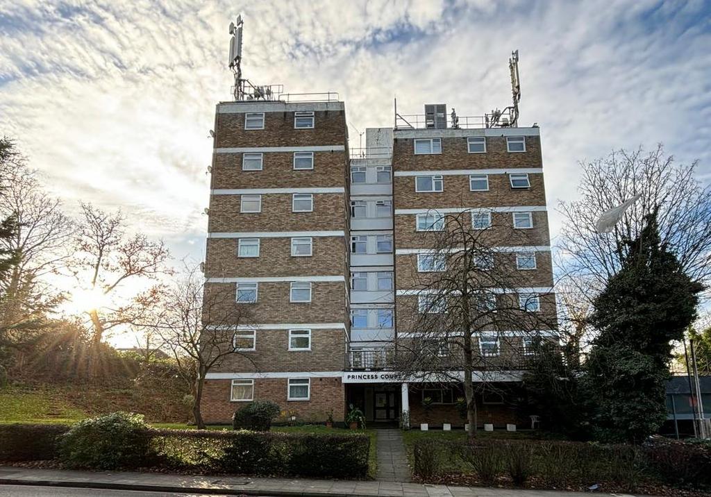 100 Princess Court, Bromley, Kent... 2 bed apartment - £180,000