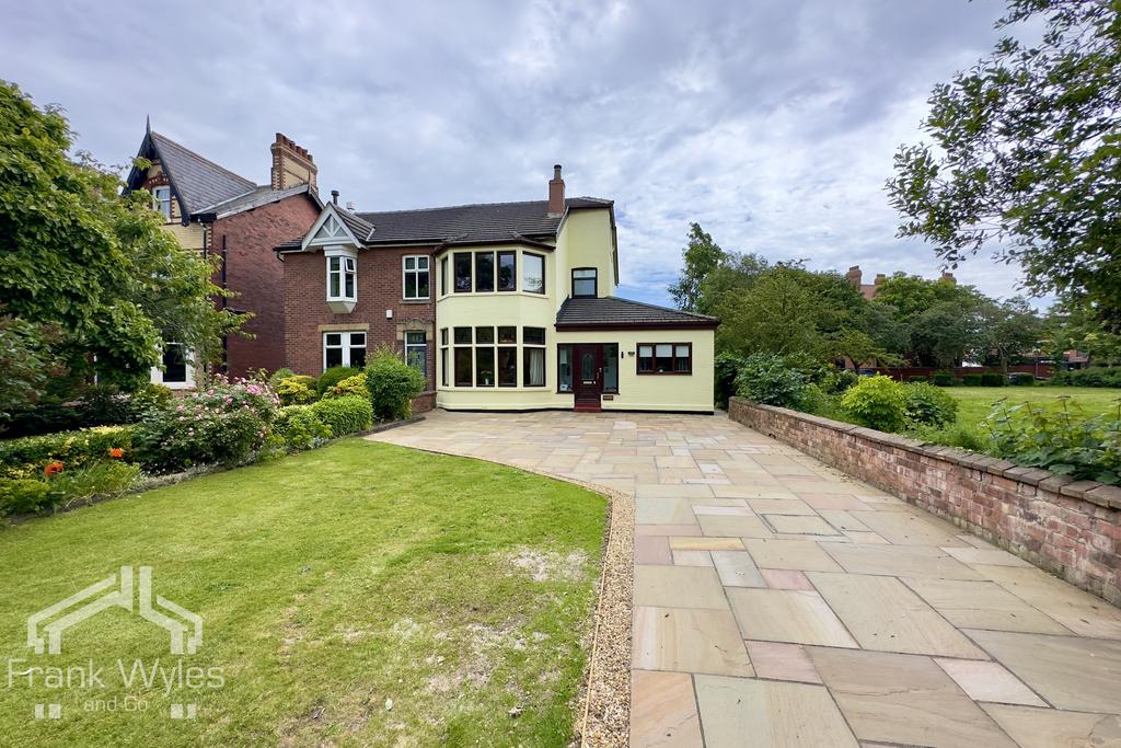 St Annes Road East, Lytham St. Annes 5 bed semi-detached house - £489,500