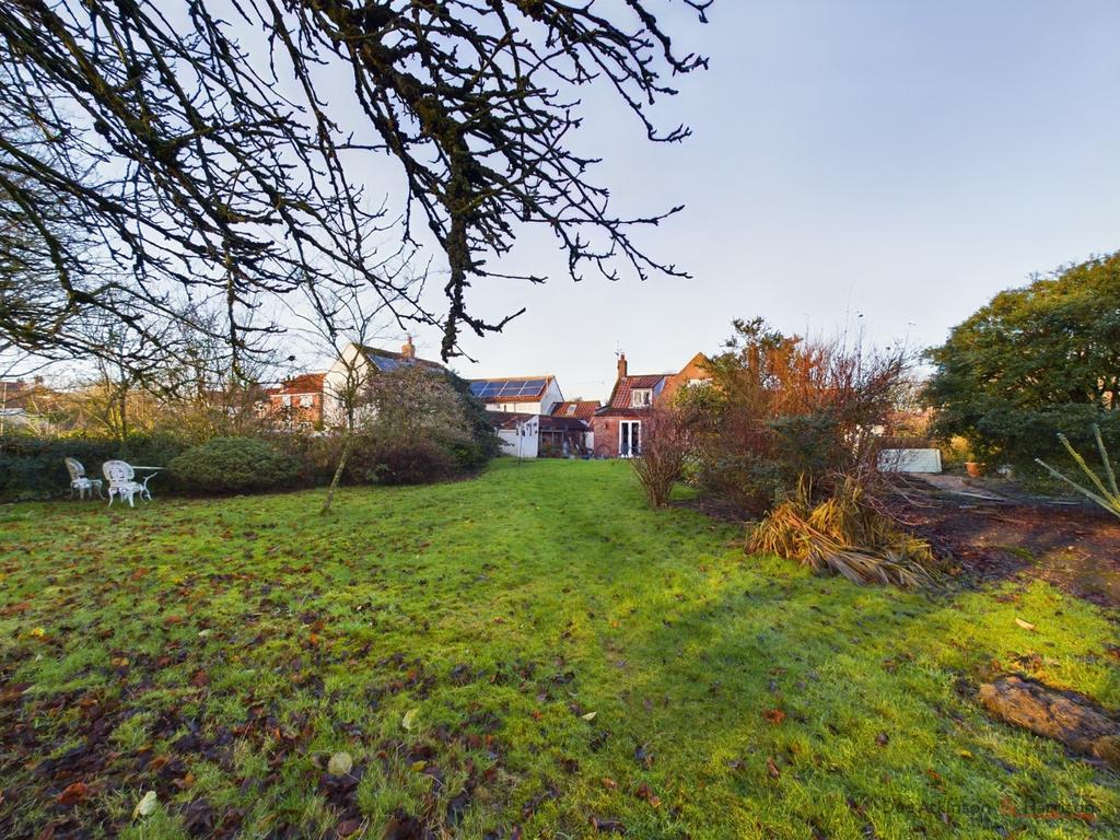 Main Street, North Frodingham, YO25 8LJ 2 bed detached house - £210,000