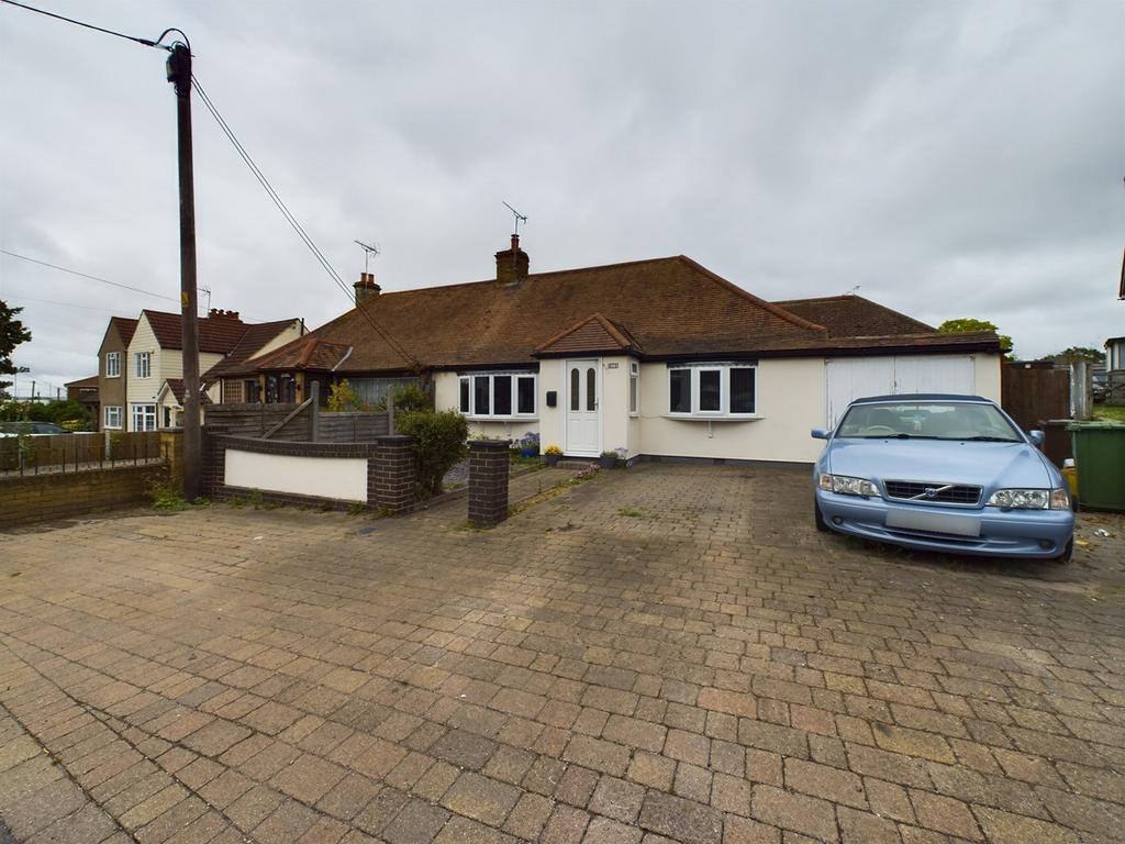 High Road, Benfleet, SS7 3 bed semi-detached house for sale - £425,000