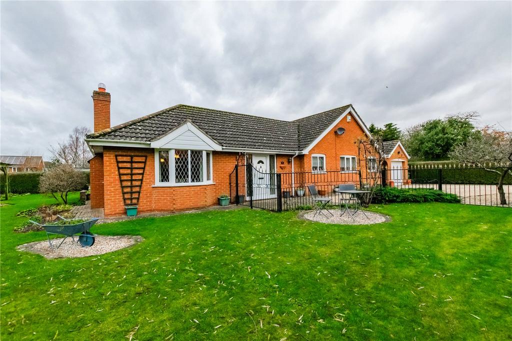The Avenue, Healing, Grimsby, Lincolnshire, DN41 3 bed bungalow for ...