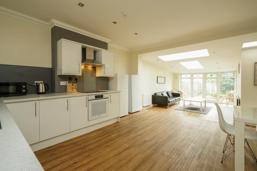 Botley Road, Botley, OX2 0HB 5 bed terraced house - £3,750 pcm (£865 pw)